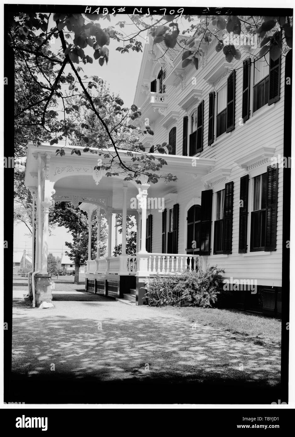 May 1960 VIEW OF PORTE COCHERE AND CARRIAGE ENTRANCE ON NORTH SIDE OF ...