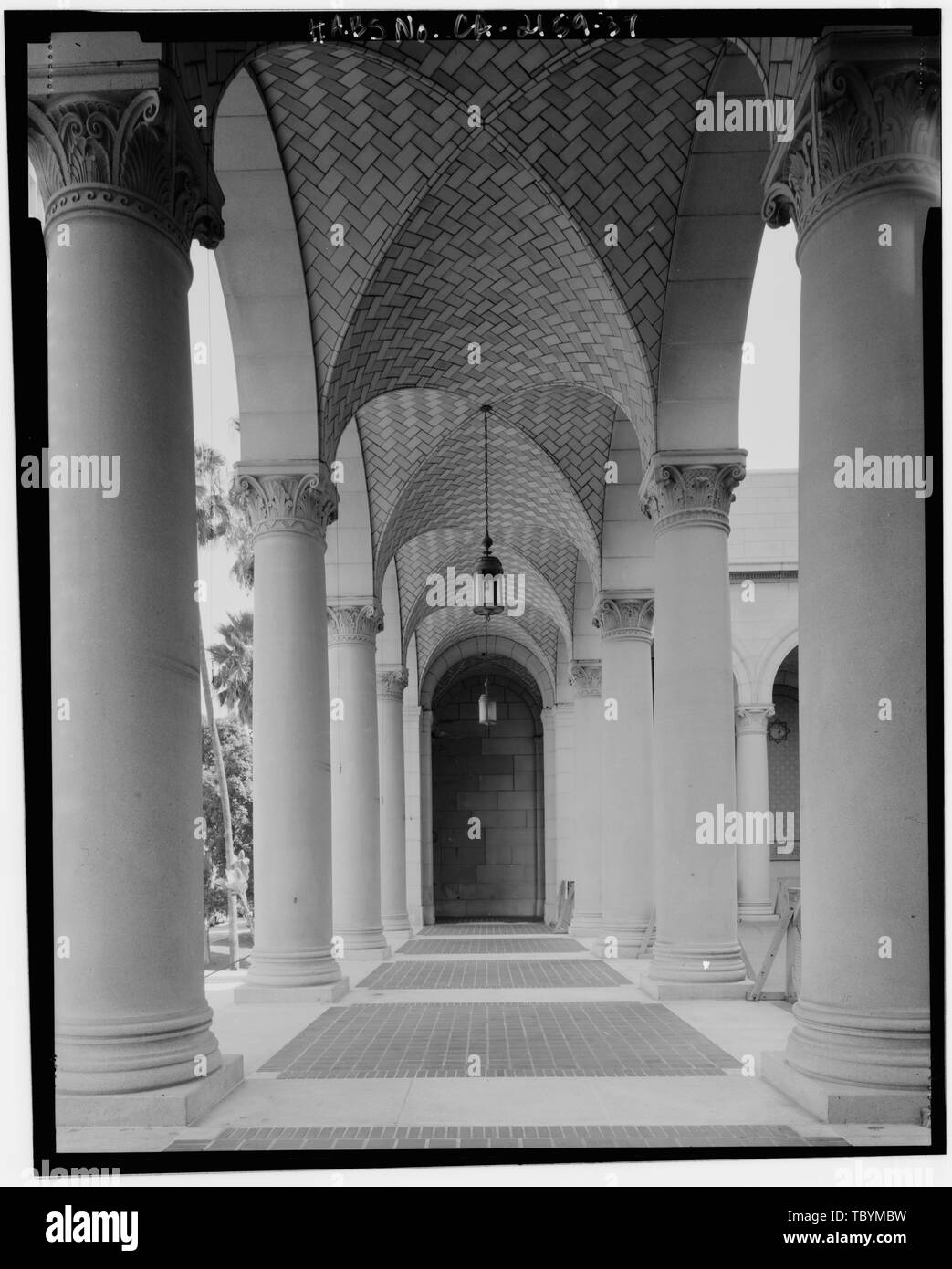 Arcade facing hi-res stock photography and images - Alamy