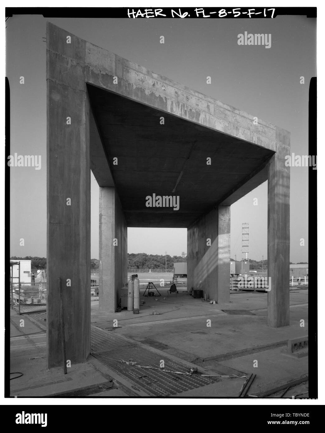 NEW CASTINPLACE CONCRETE AUXILIARY FLAME DUCT ON SOUTH SIDE OF LAUNCH ...