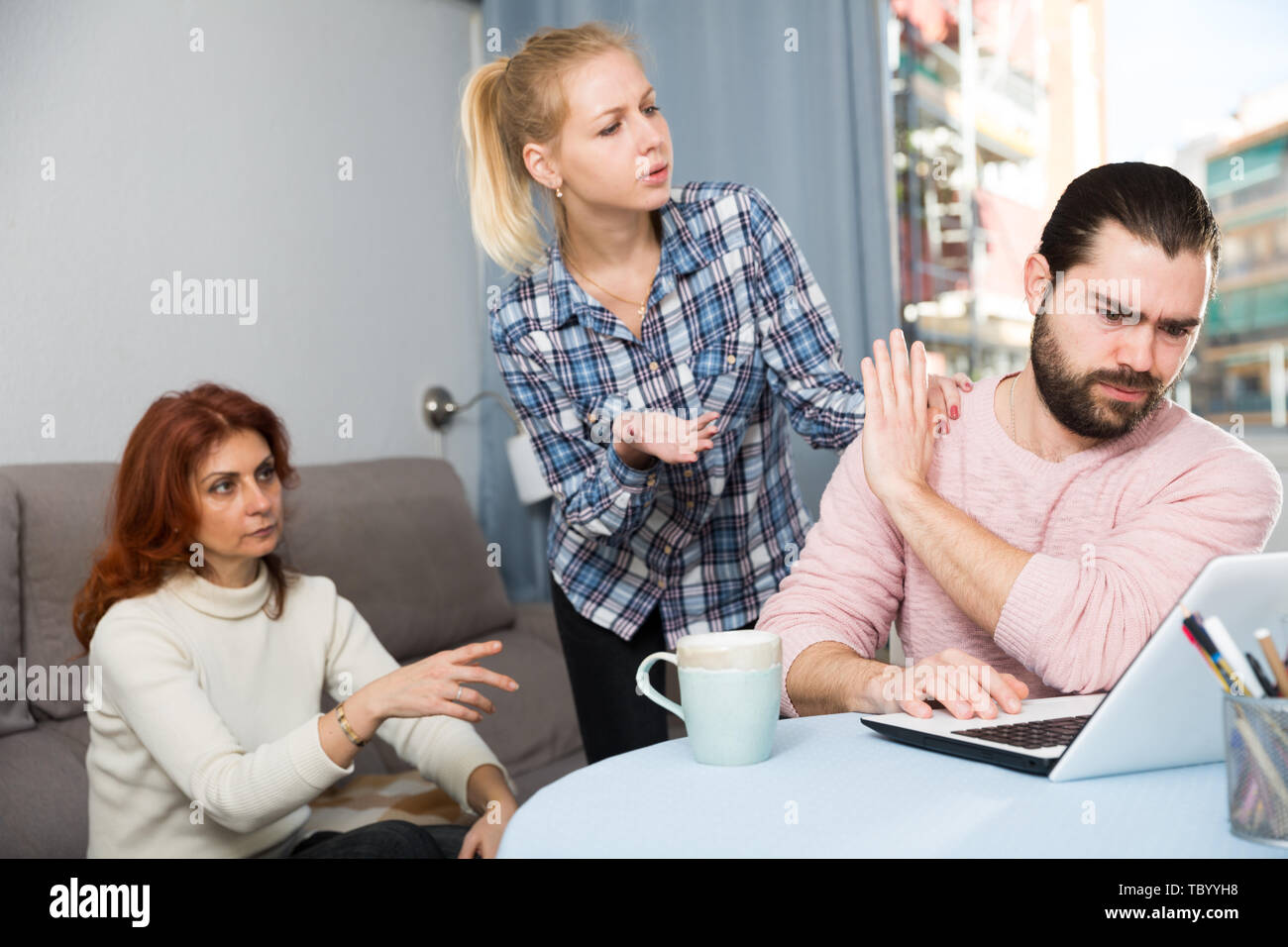 Elderly couple son laptop hi-res stock photography and images - Alamy