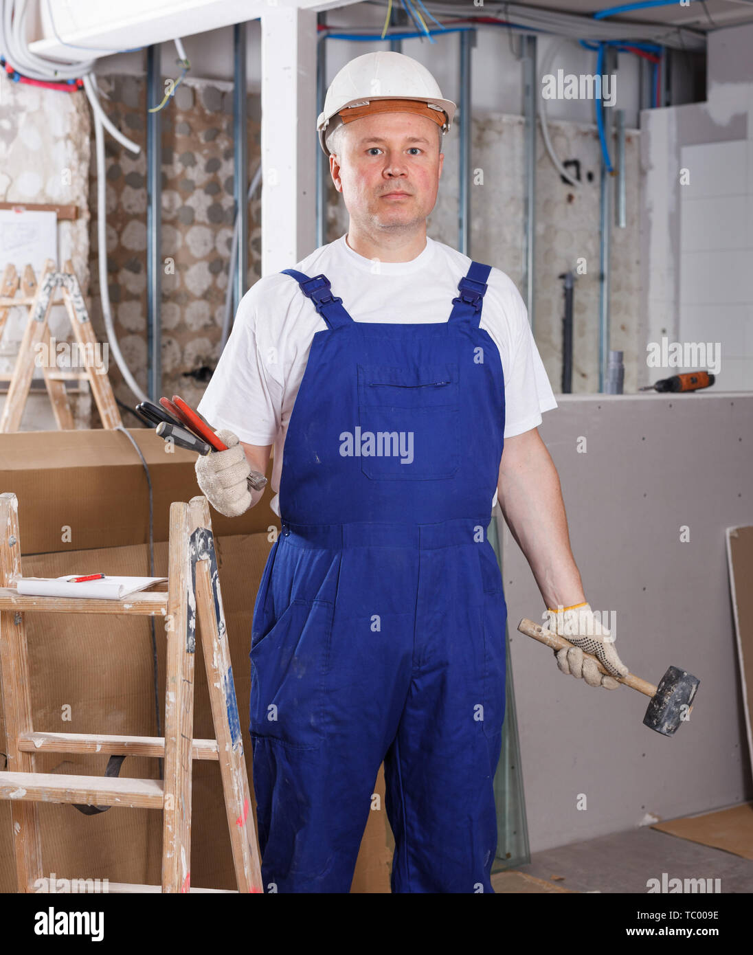 Portrait of construction worker ready for building and repair works ...