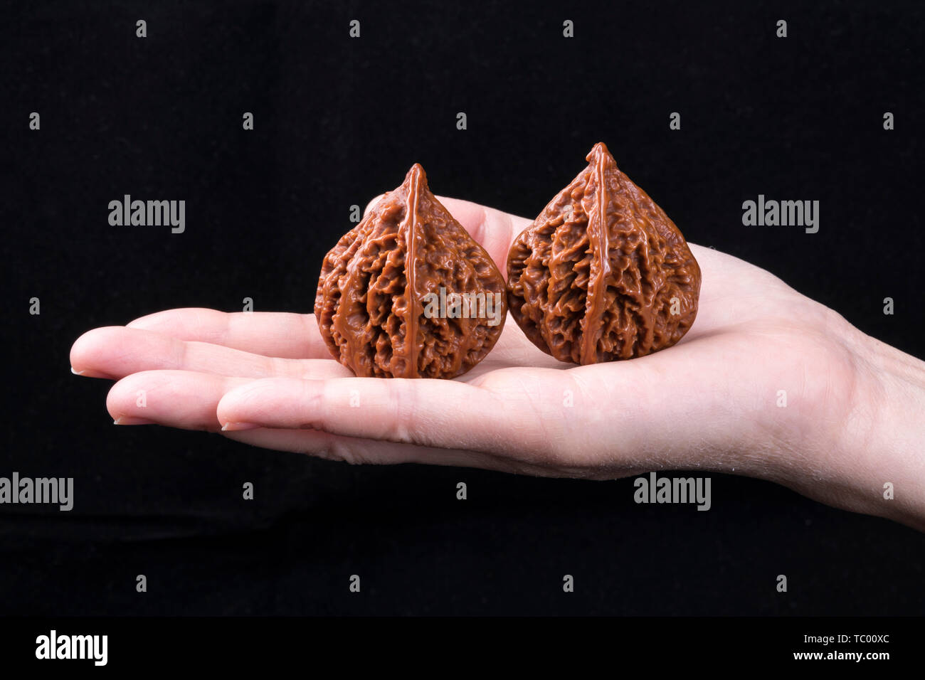 Hand dish walnuts Stock Photo - Alamy