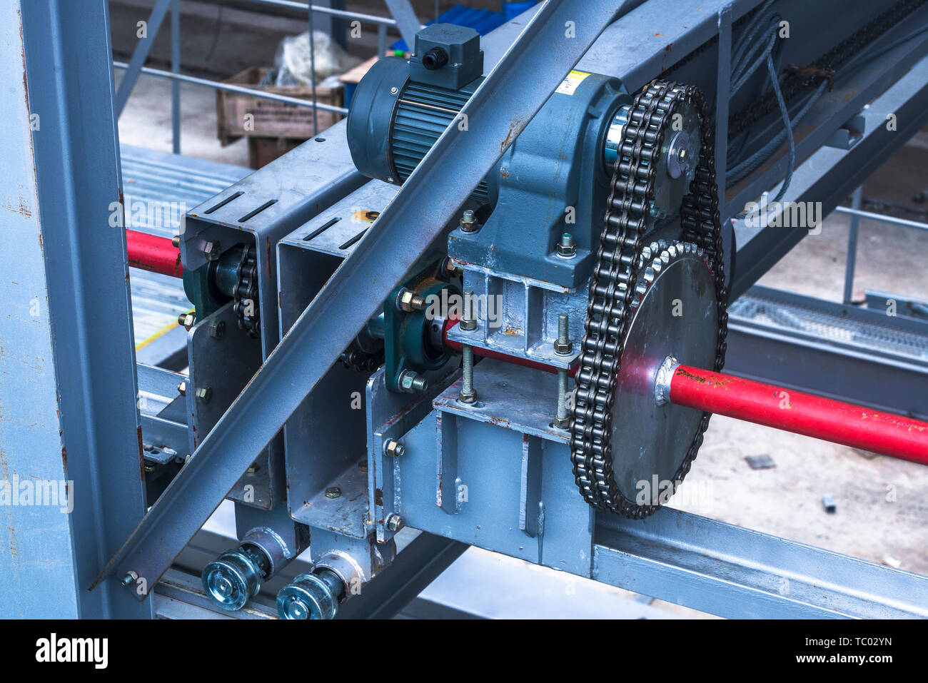 Modern industrial machinery gear with chain close-up Stock Photo - Alamy