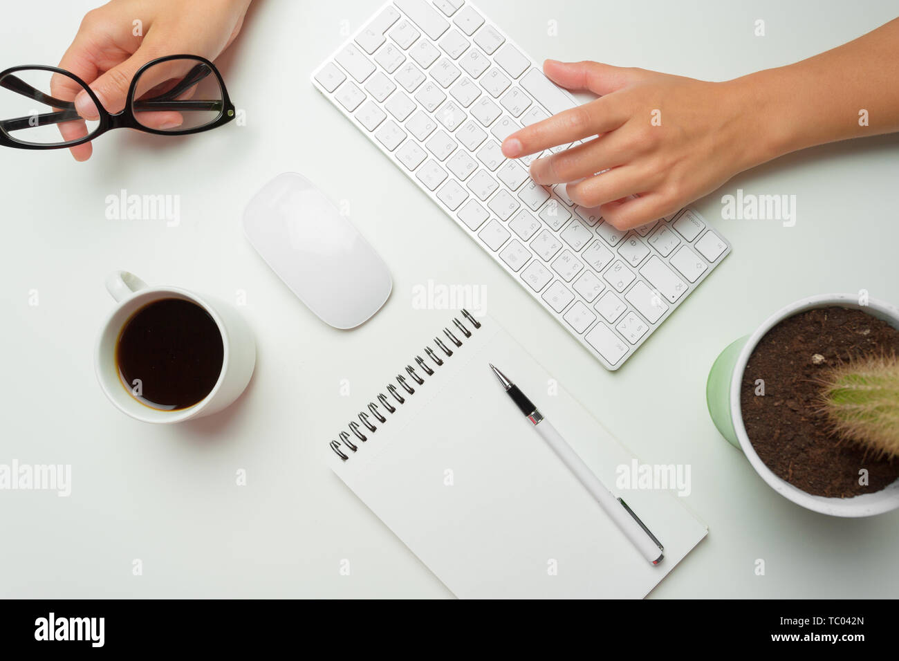 women's hands using keyboard and mouse Stock Photo - Alamy