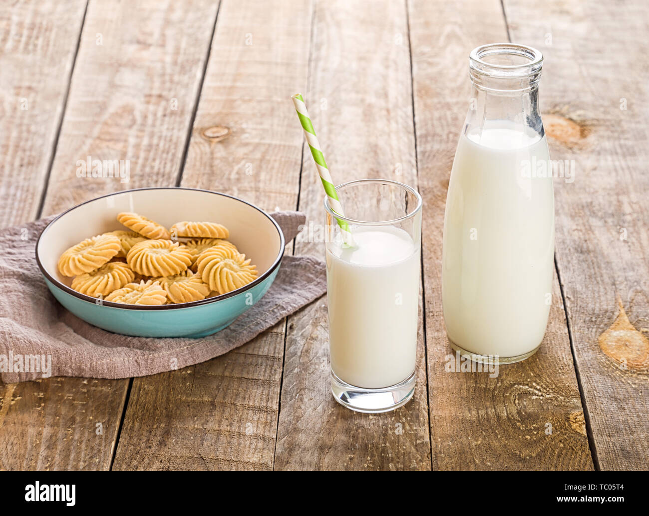 Fresh milk and cookies Stock Photo - Alamy