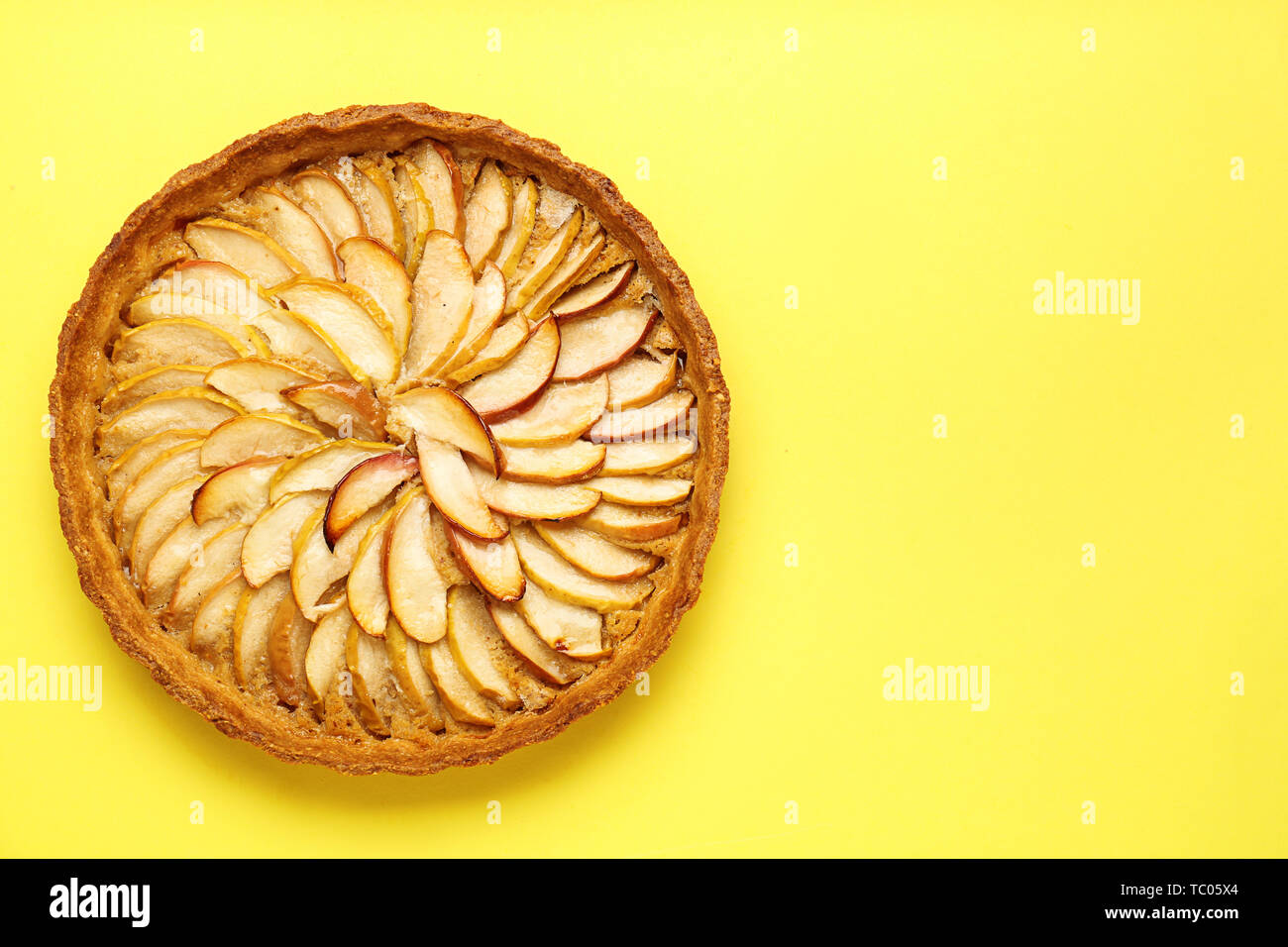 Tasty apple pie on color background Stock Photo - Alamy