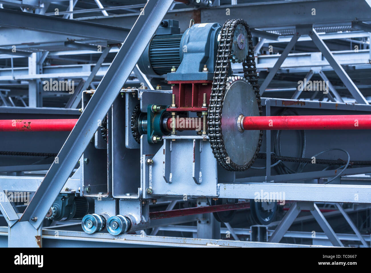 Modern industrial machinery gear with chain close-up Stock Photo - Alamy