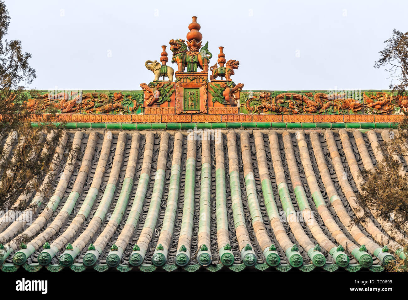 Pingyao Shuanglin Temple ancient architectural ridge temple ornaments ...