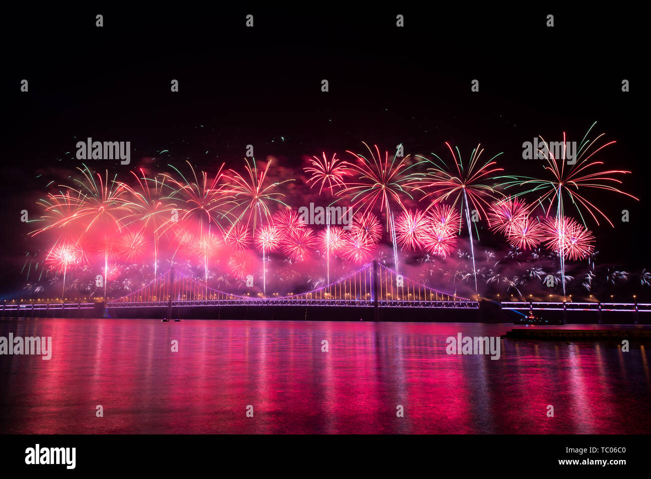 Bridge parties hi-res stock photography and images - Alamy