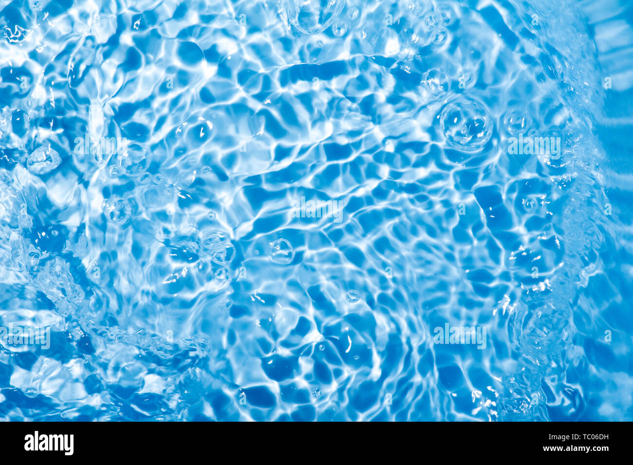 Crystal clear blue ocean splashes hi-res stock photography and images ...