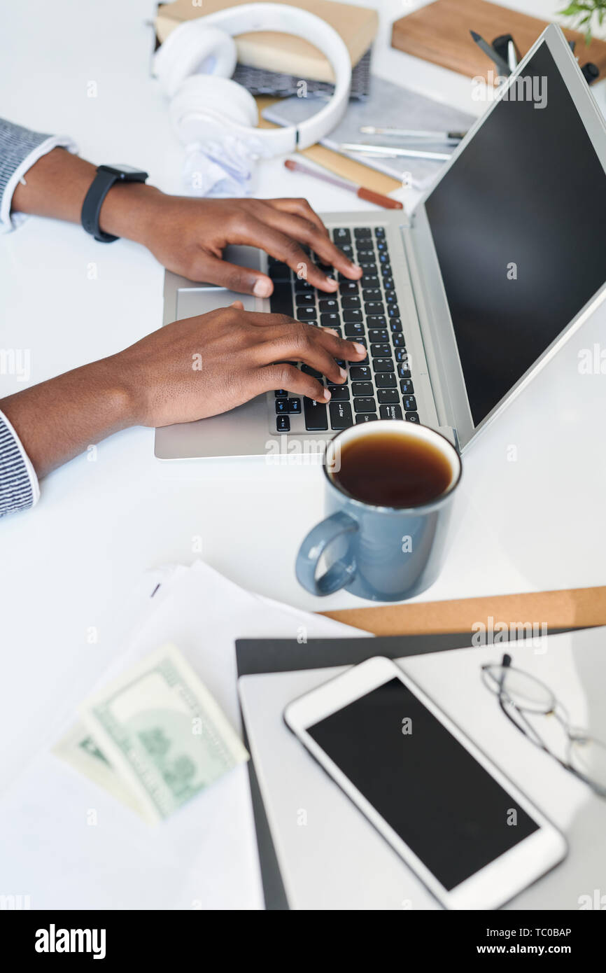 Wi fi typing hi-res stock photography and images - Alamy