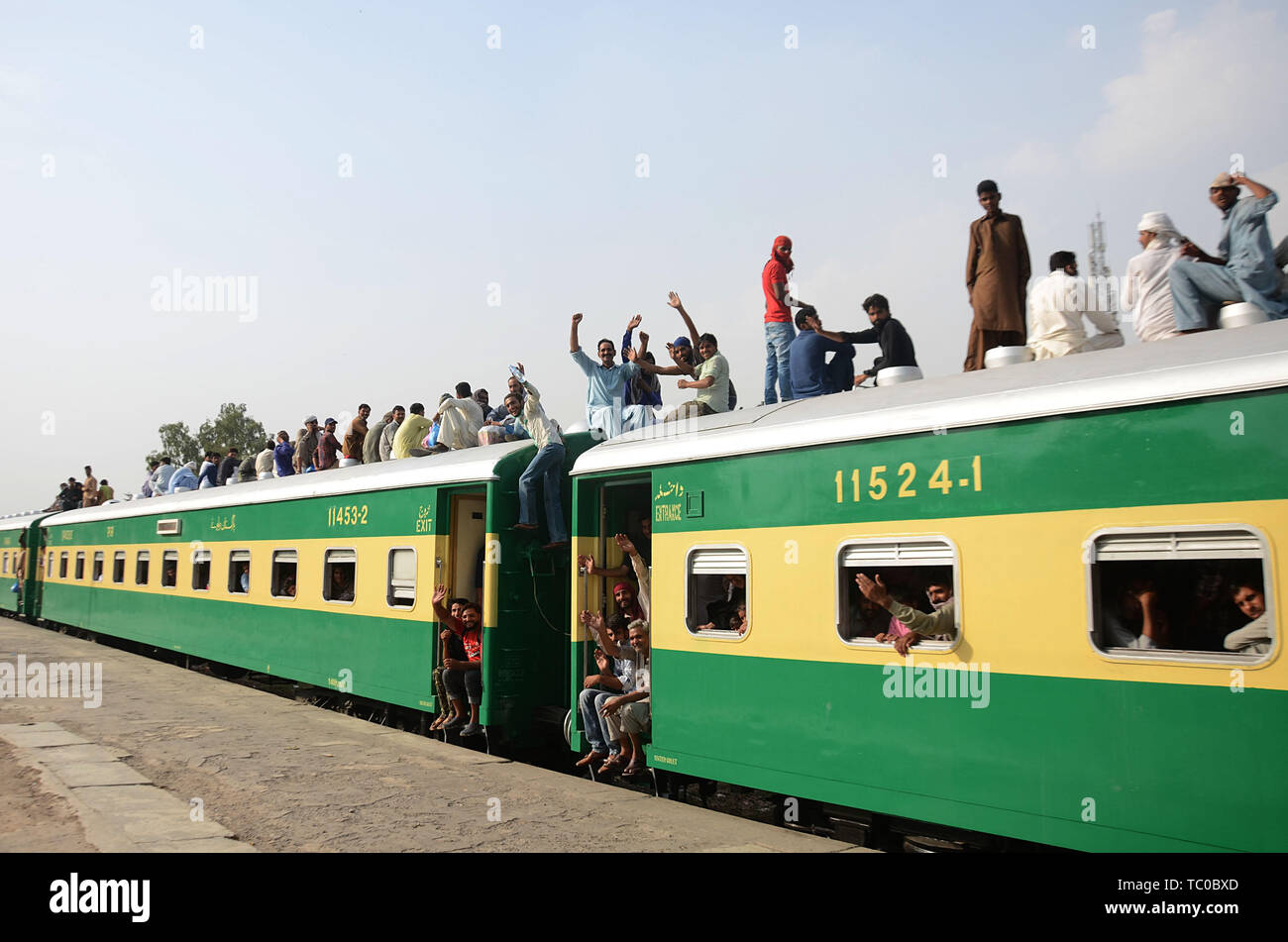 Pakistan. 03rd June, 2019. Pakistani passengers travel on the rooftop ...