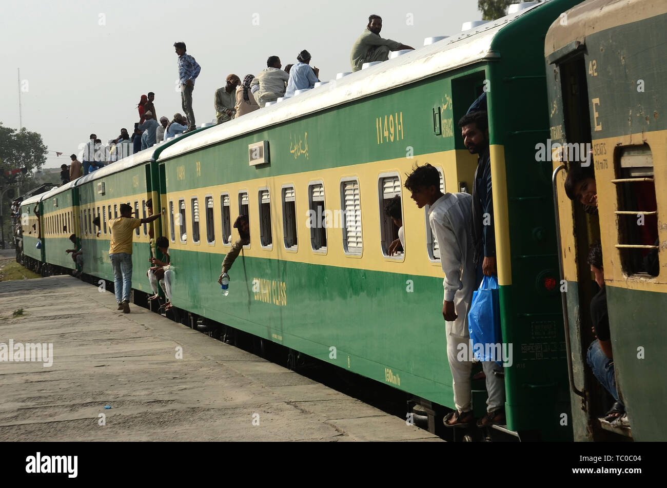 Train Railway Pakistan Passenger Stock Photos & Train Railway Pakistan ...