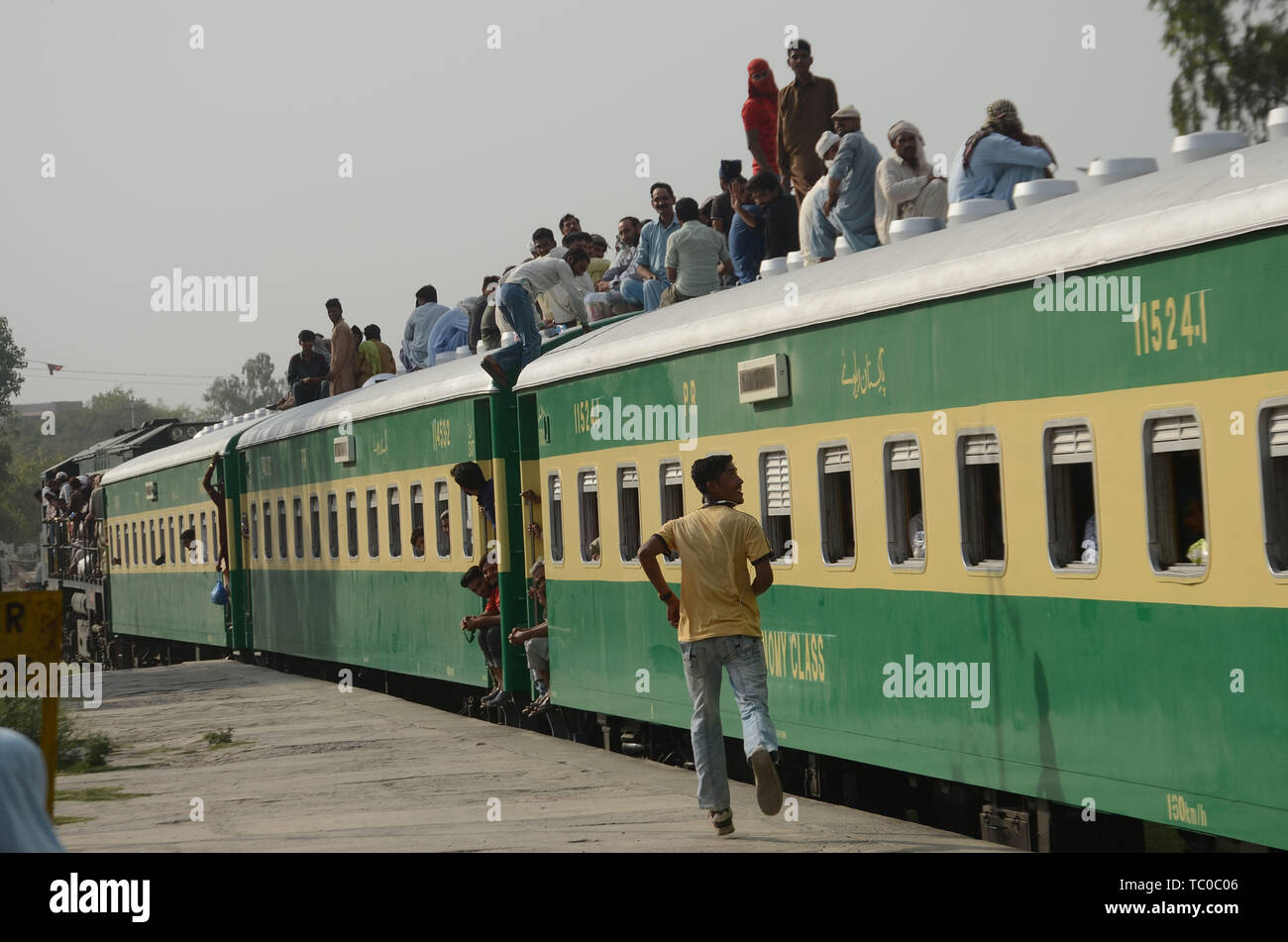 Train Railway Pakistan Passenger Stock Photos & Train Railway Pakistan ...