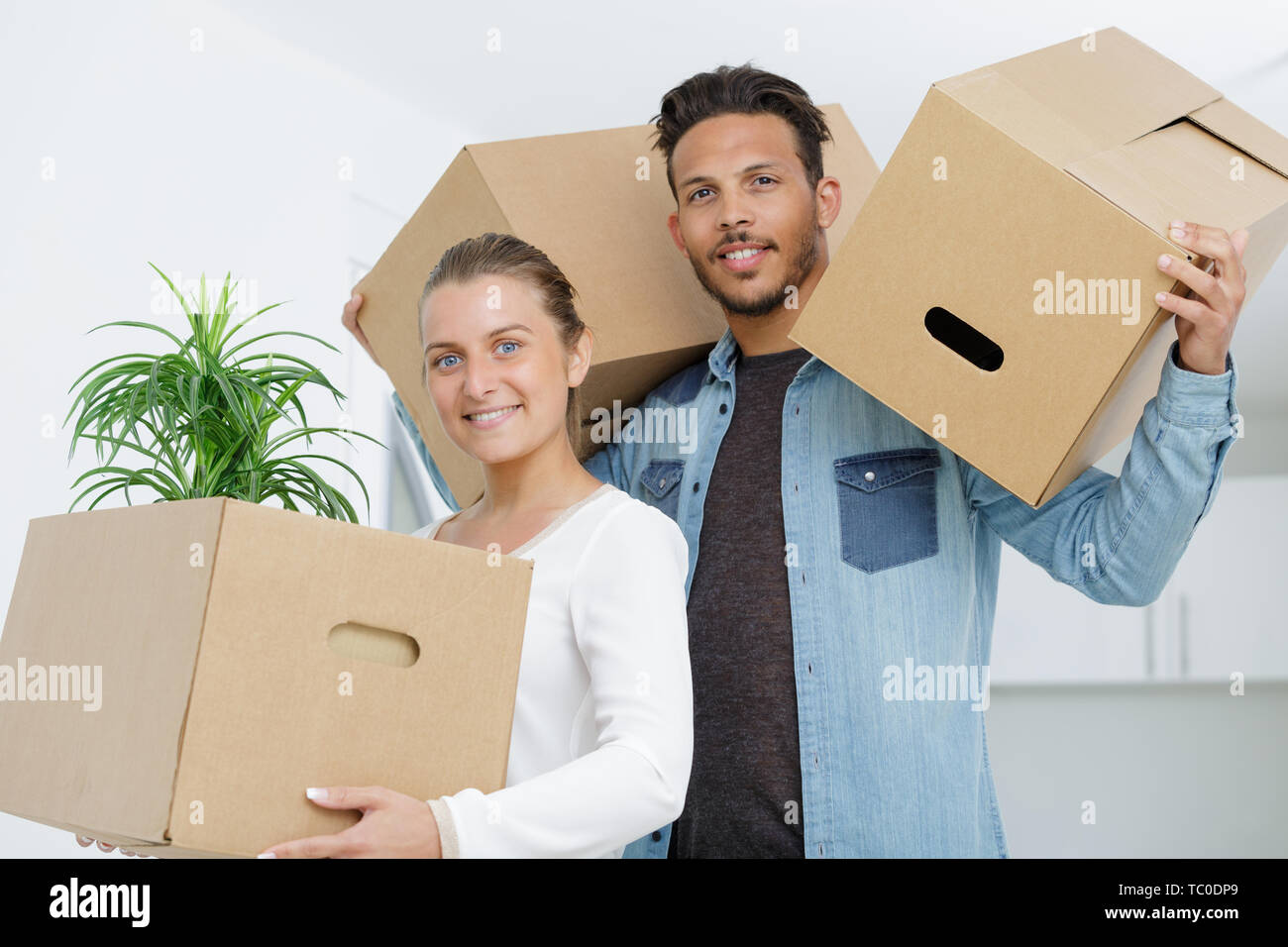 couple moving houses Stock Photo - Alamy