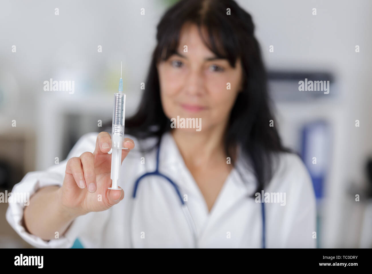 doctor shows an injection Stock Photo - Alamy
