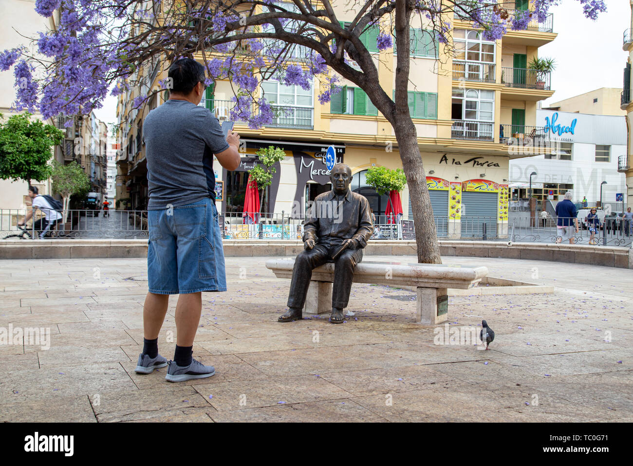 Pablo picasso statue in hi-res stock photography and images - Alamy