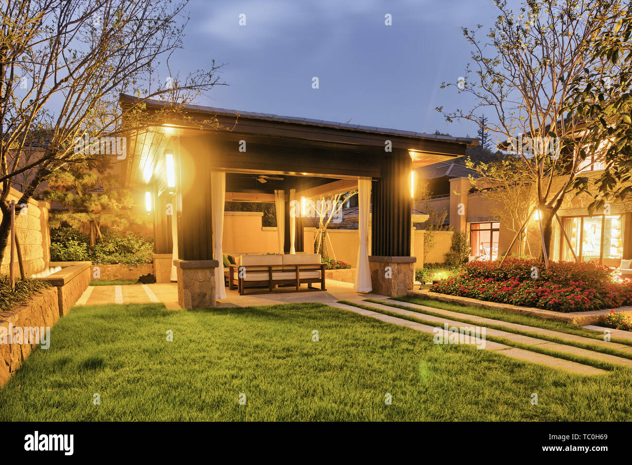 Modern backyard night hi-res stock photography and images - Alamy