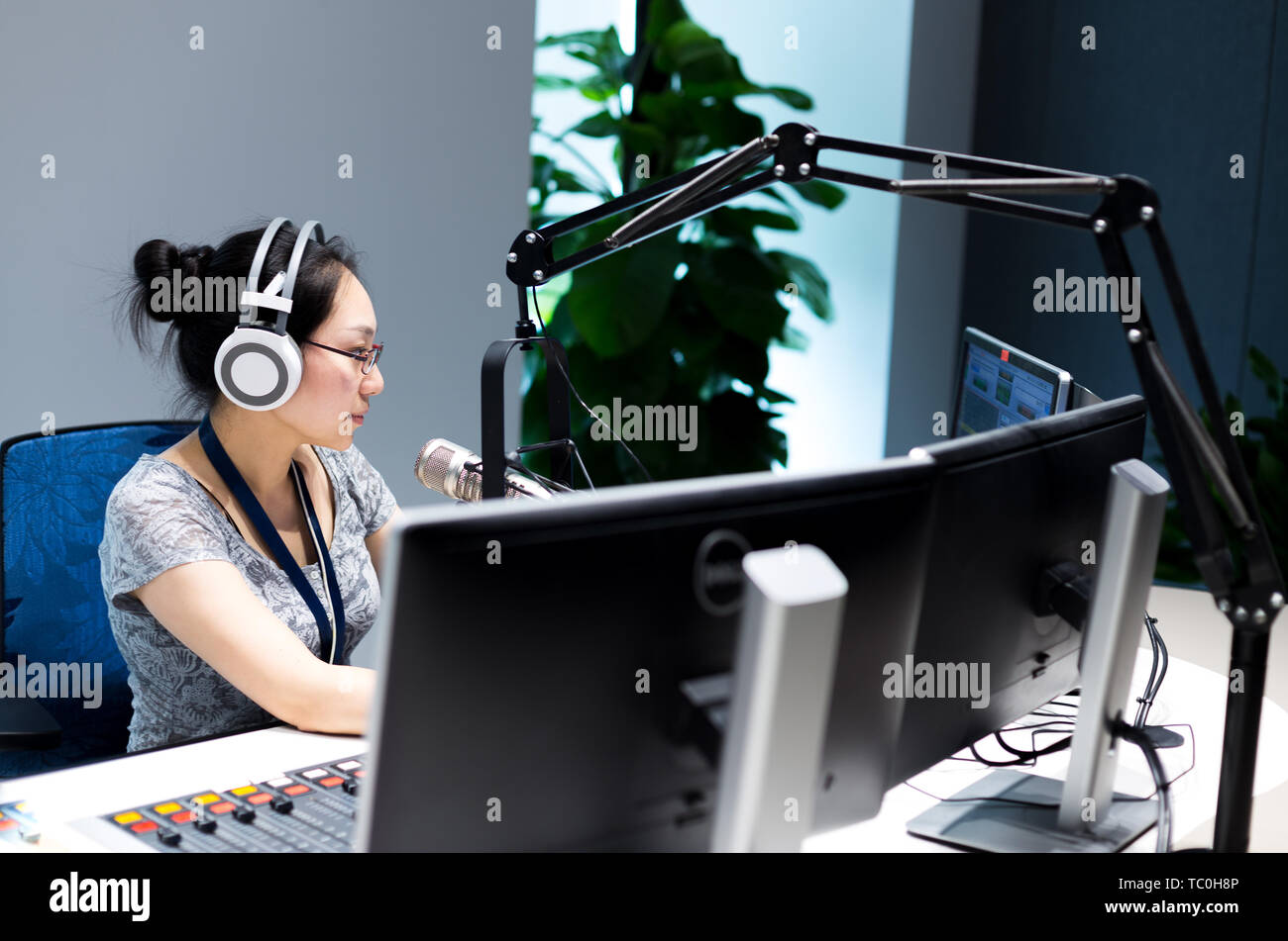 Woman dj hi-res stock photography and images - Alamy