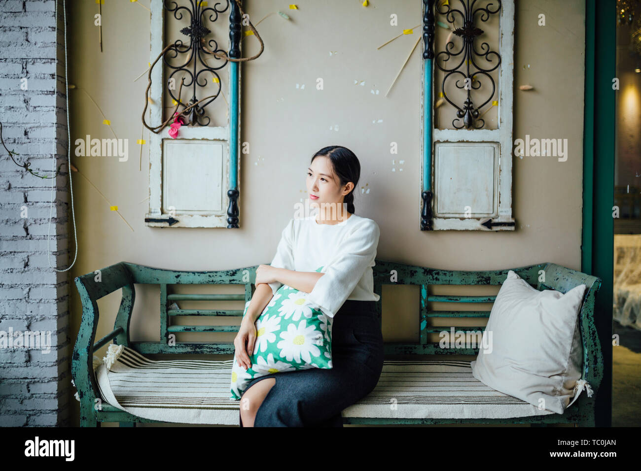 Beautiful women shop online hi-res stock photography and images - Alamy