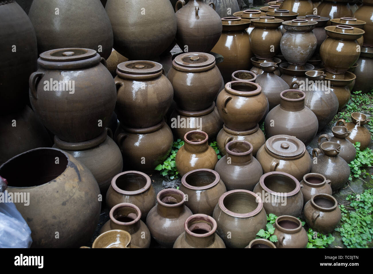 Traditional chinese pottery hi-res stock photography and images - Alamy