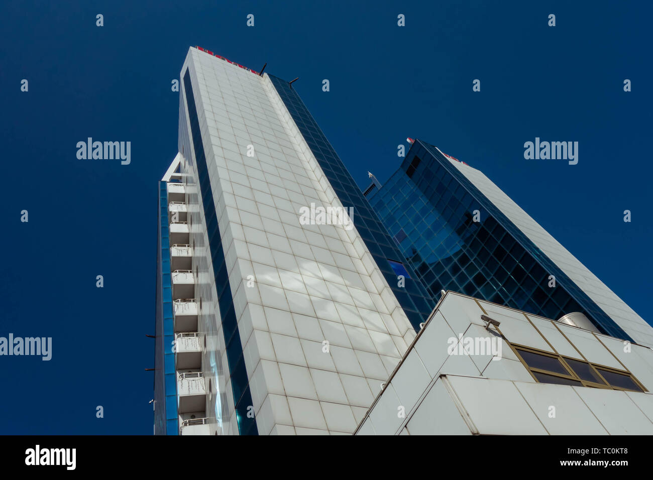 High rise building against hi-res stock photography and images - Alamy