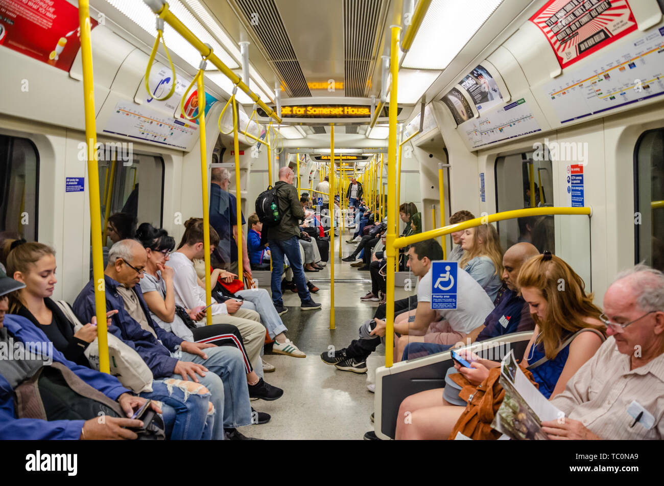London underground passengers crowded hi-res stock photography and ...