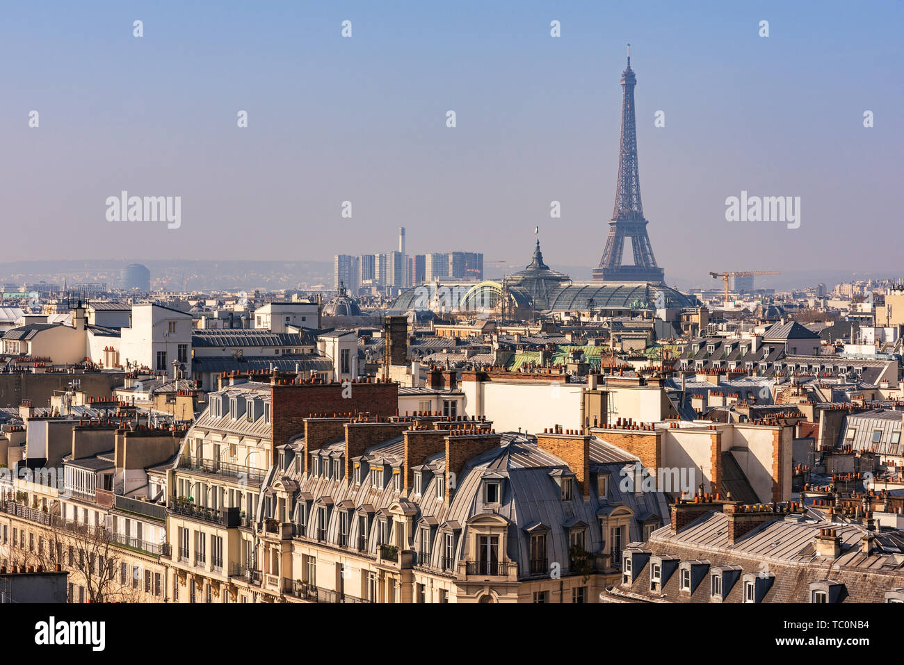 Poor buildings paris hi-res stock photography and images - Alamy