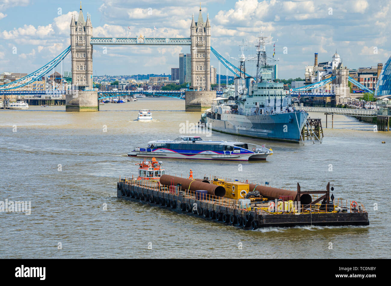 Tug tower bridge hi-res stock photography and images - Alamy