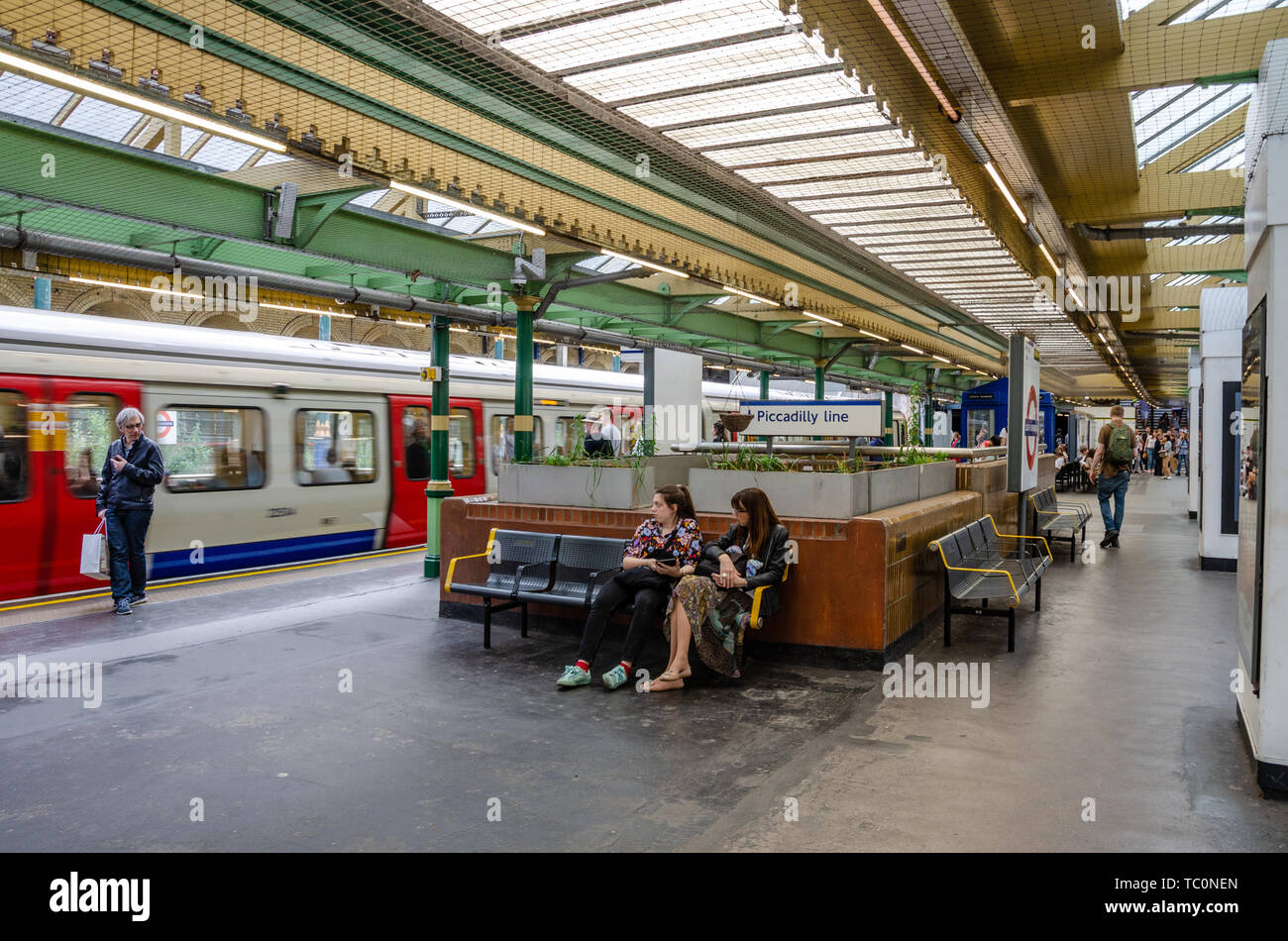 London underground platform doors hi-res stock photography and images ...