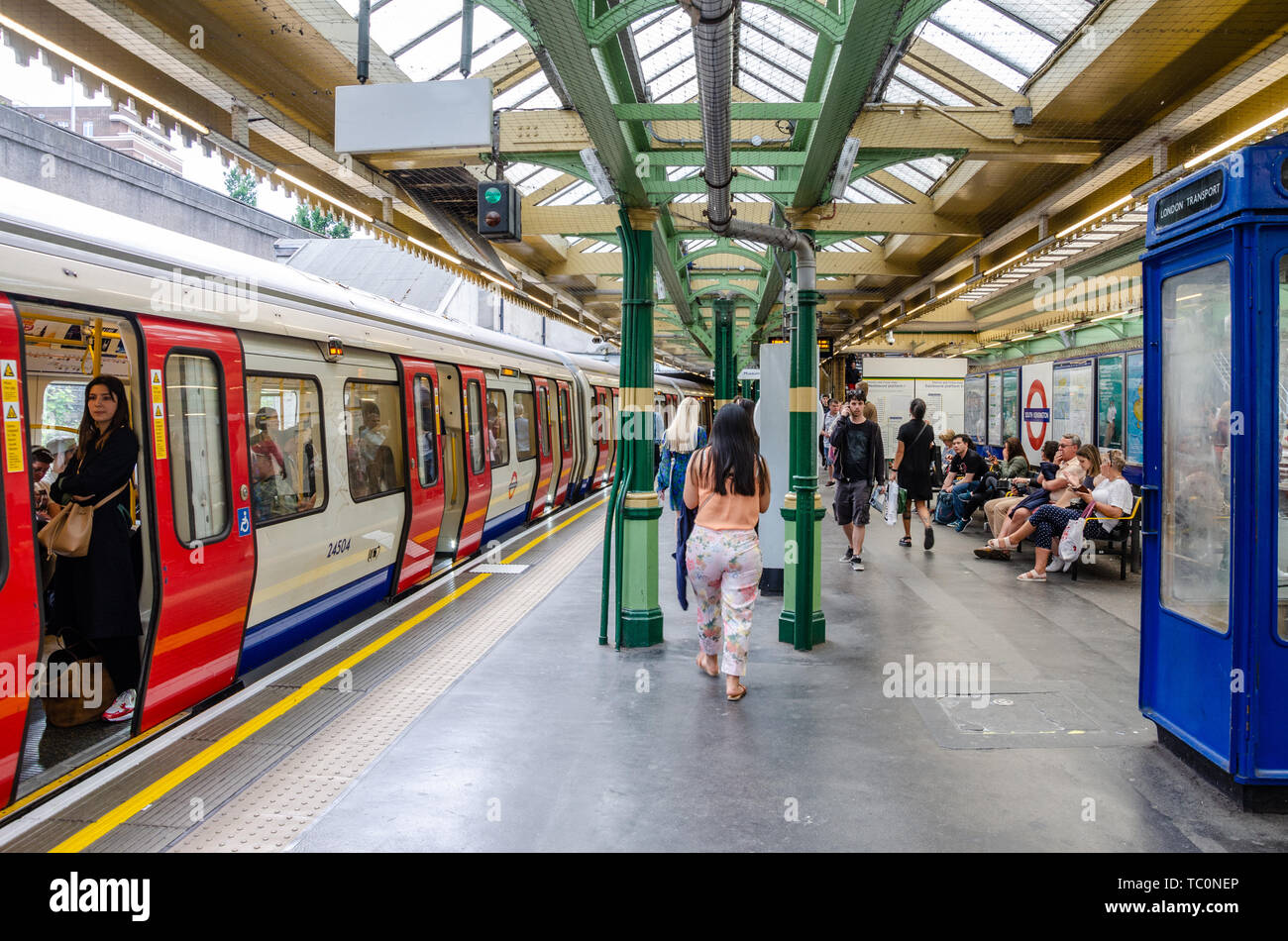 London underground platform doors hi-res stock photography and images ...