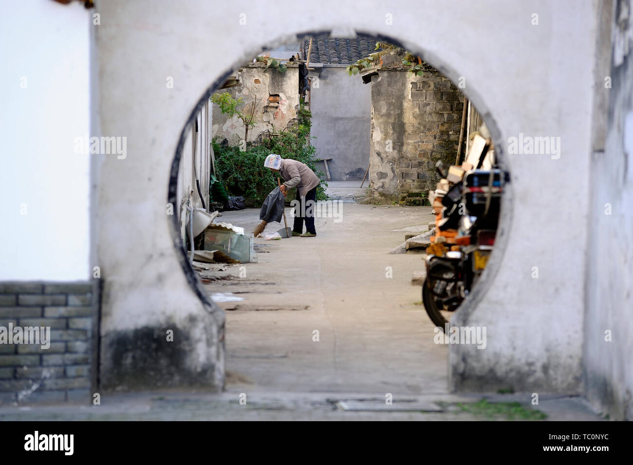Street sweeping china hi-res stock photography and images - Alamy