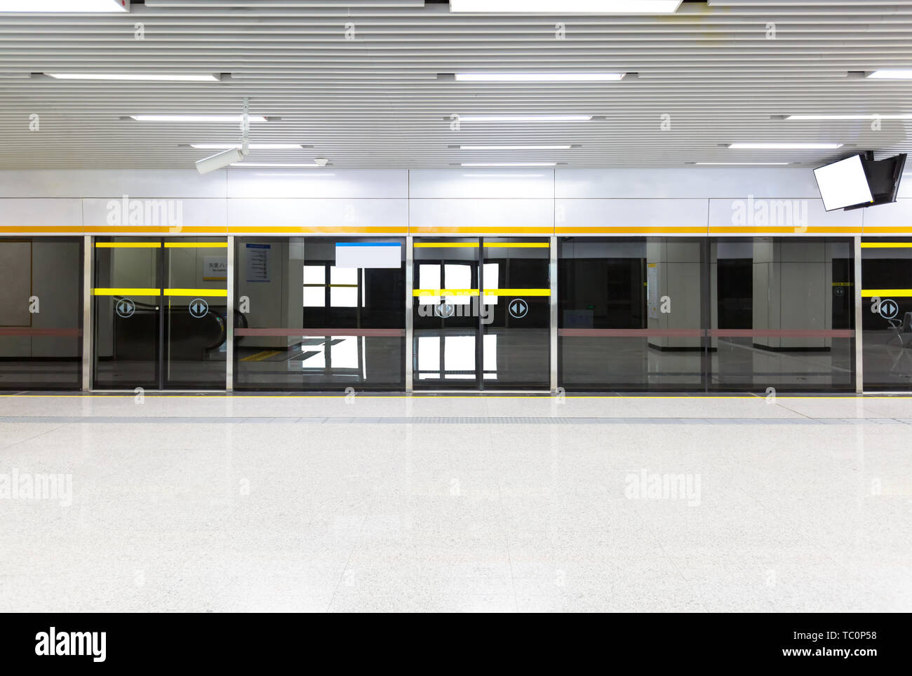 Metro station platform Stock Photo - Alamy