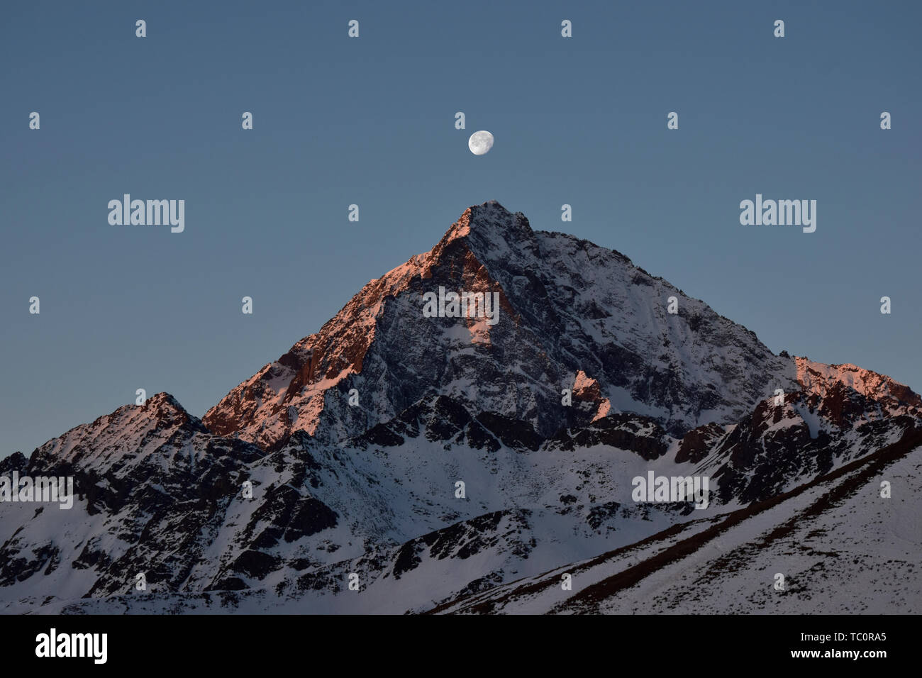 The moon falls on Mount Otaiki Stock Photo - Alamy