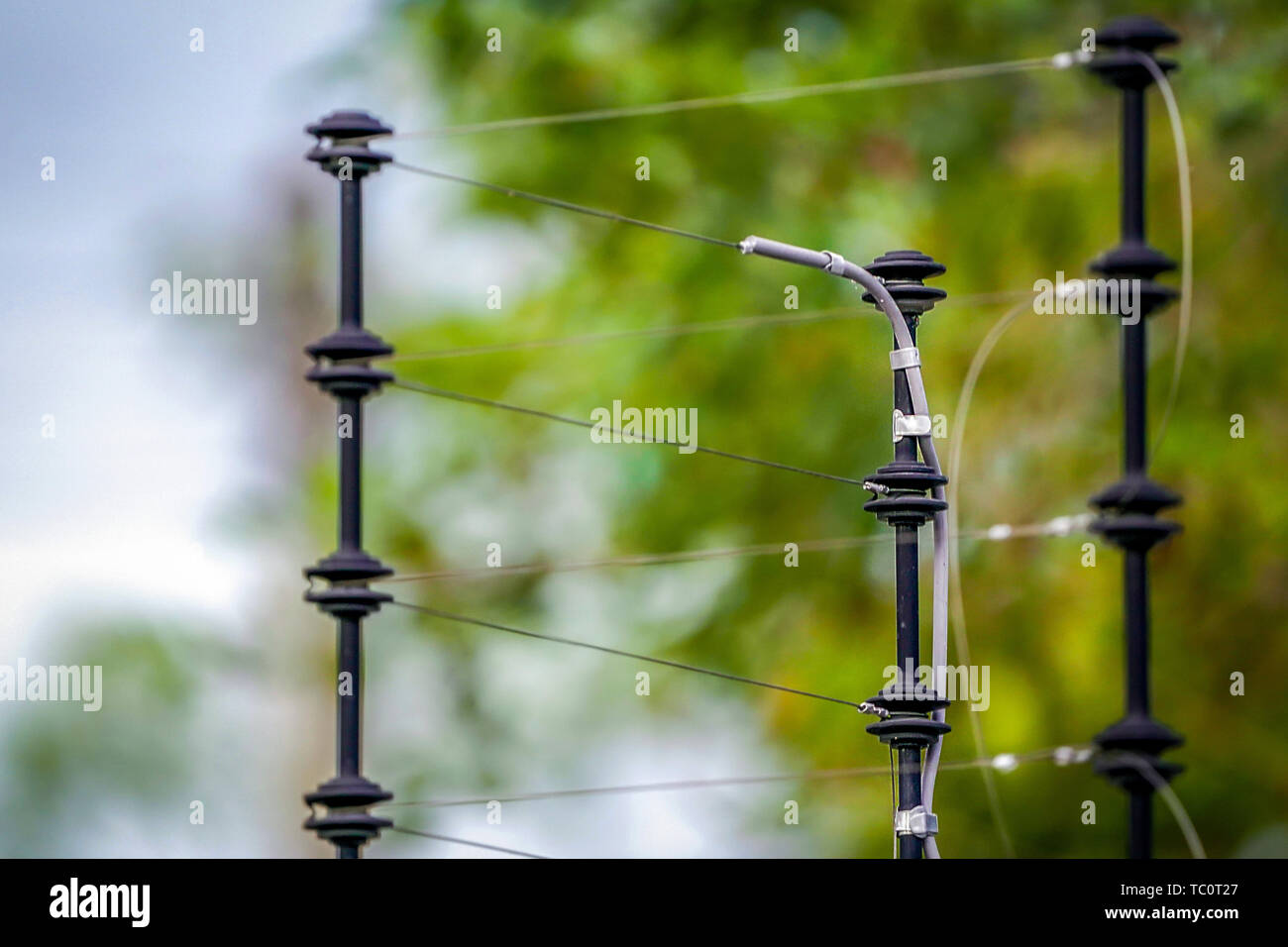 Wire sky shock hi-res stock photography and images - Alamy