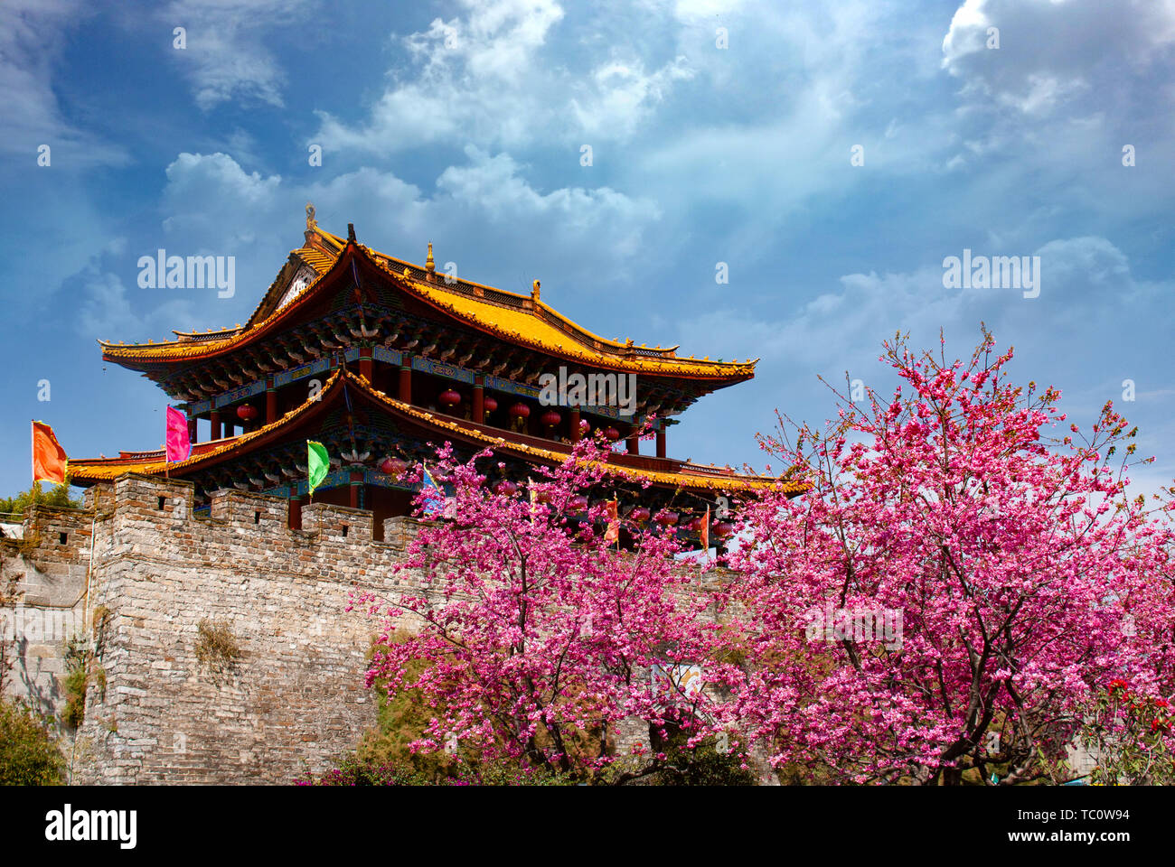 The city gate of the ancient city of Dali, Yunnan Stock Photo - Alamy