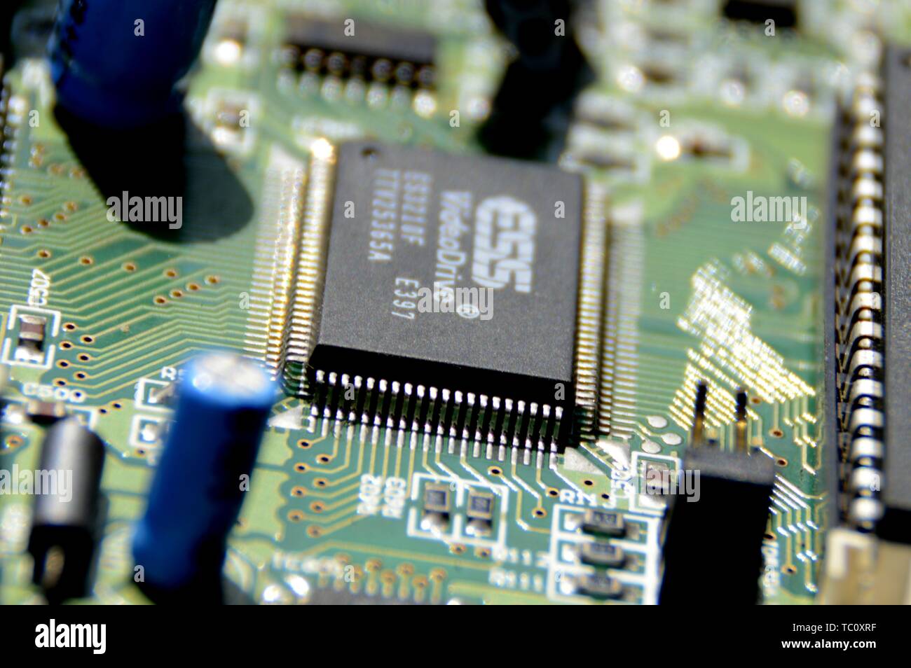 Microscopic circuits hi-res stock photography and images - Alamy