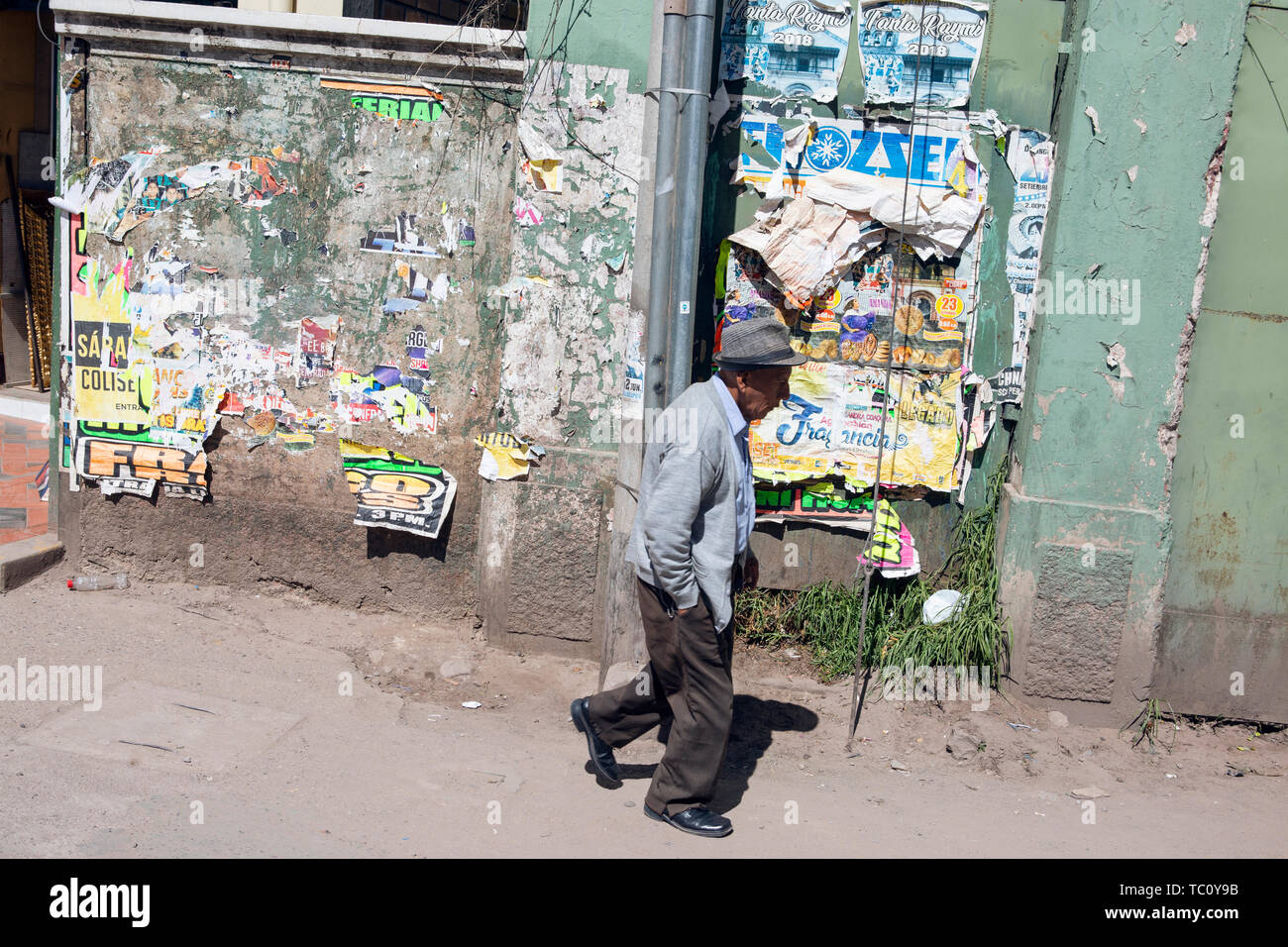 Peru crowd road hi-res stock photography and images - Alamy