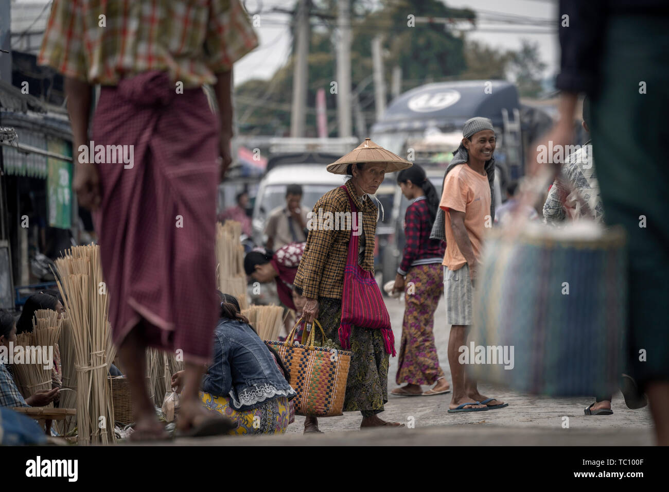 Burmese street children hi-res stock photography and images - Alamy