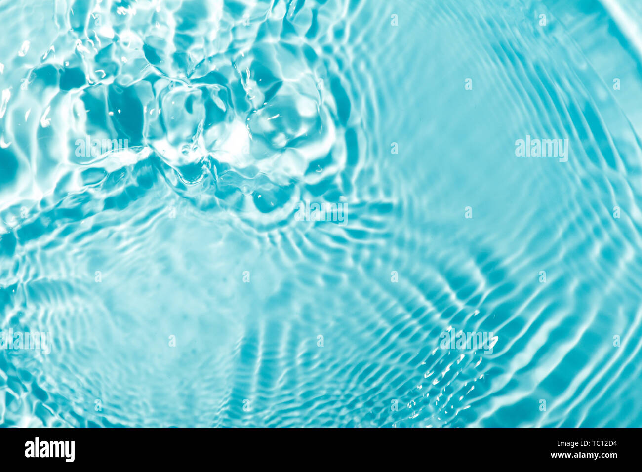 Crystal clear blue ocean splashes hi-res stock photography and images ...