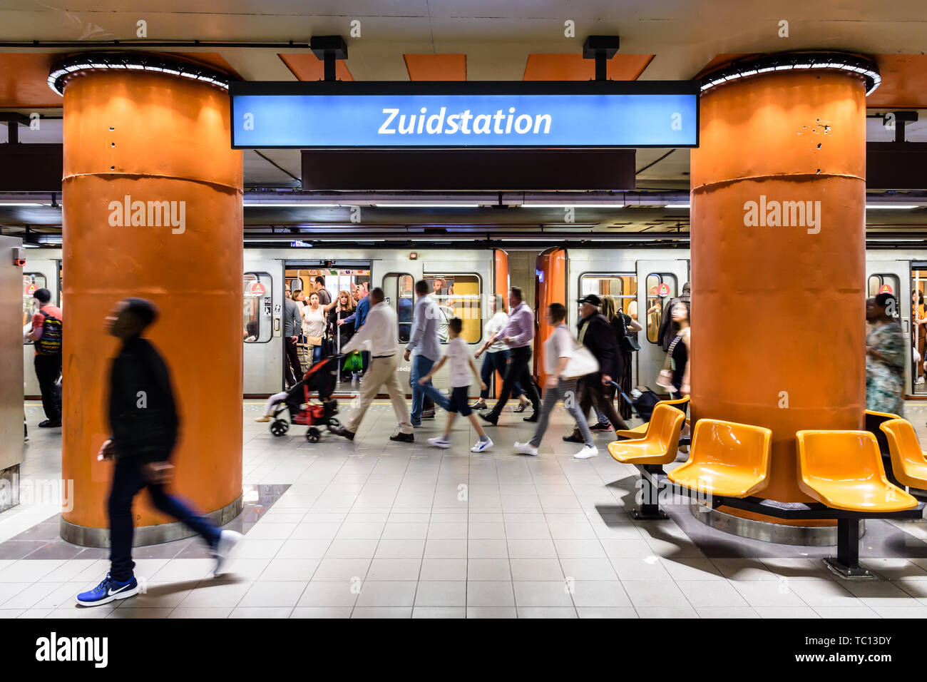 Passengers getting off the train in the Gare du Midi/Zuidstation subway ...