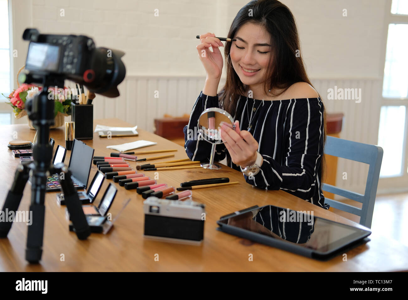 beauty blogger live broadcasting cosmetic makeup tutorial on social ...