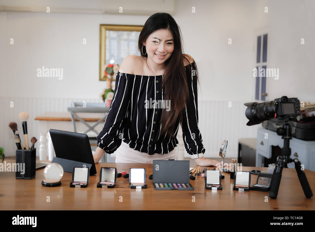 beauty blogger live broadcasting cosmetic makeup tutorial on social ...