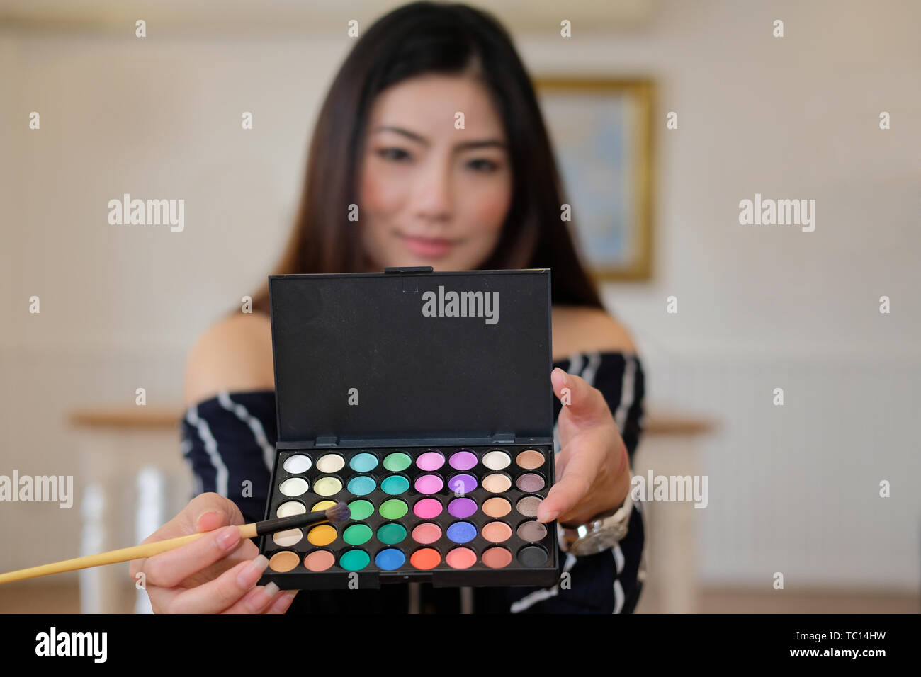 beauty blogger live broadcasting cosmetic makeup tutorial on social ...