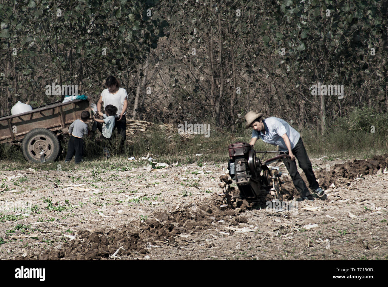 Poverty eradication soldiers war hi-res stock photography and images ...