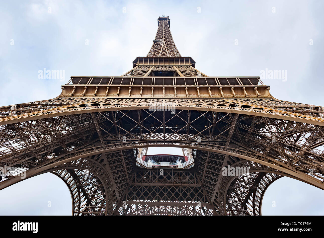 Poor buildings paris hi-res stock photography and images - Alamy