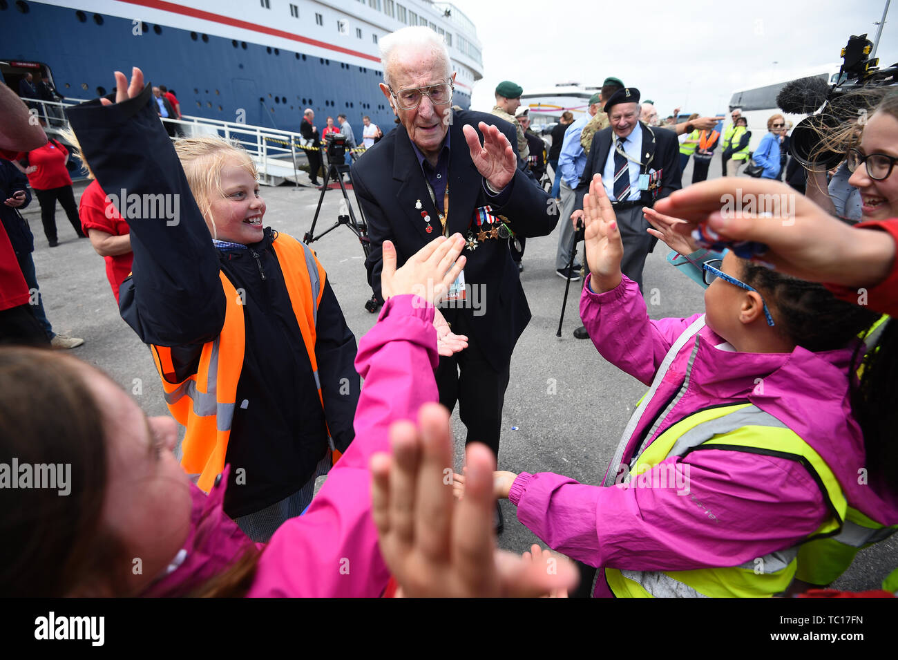 Veteran Jack Mortimer, 95, from Leeds, sings 'Baby Shark' with local ...