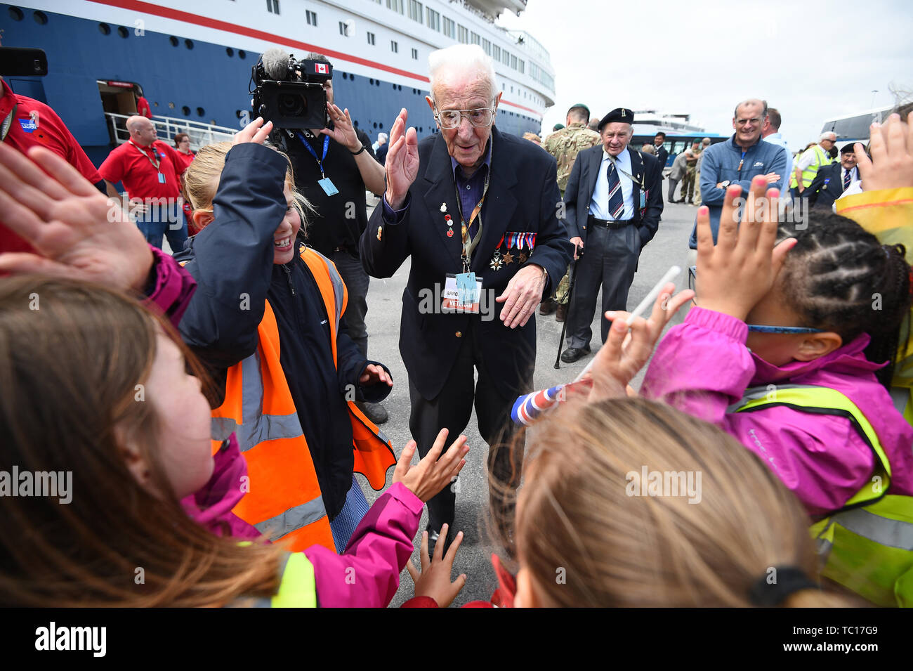 Veteran Jack Mortimer, 95, from Leeds, sings 'Baby Shark' with local ...