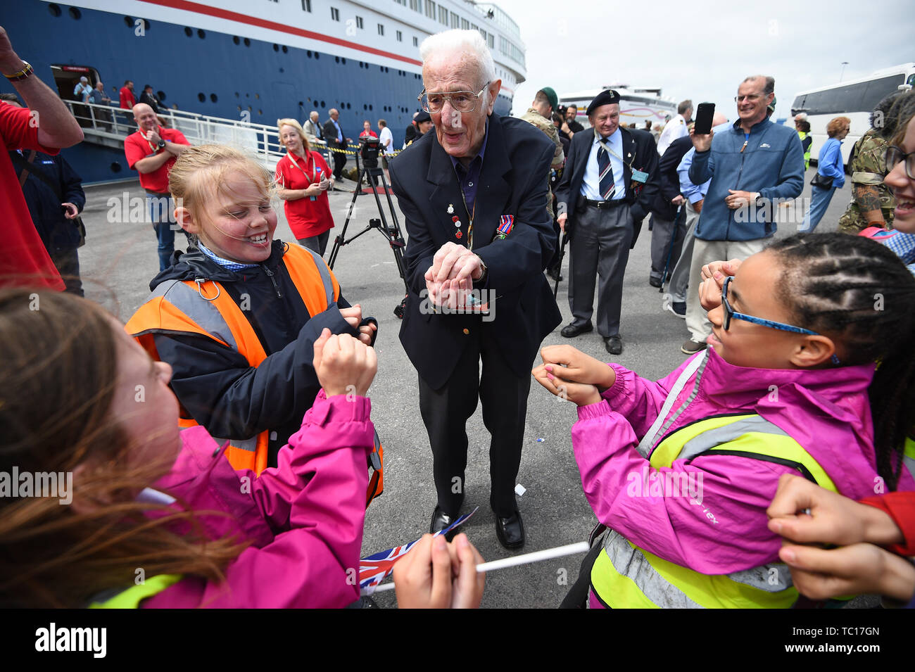 Veteran Jack Mortimer, 95, from Leeds, sings 'Baby Shark' with local ...