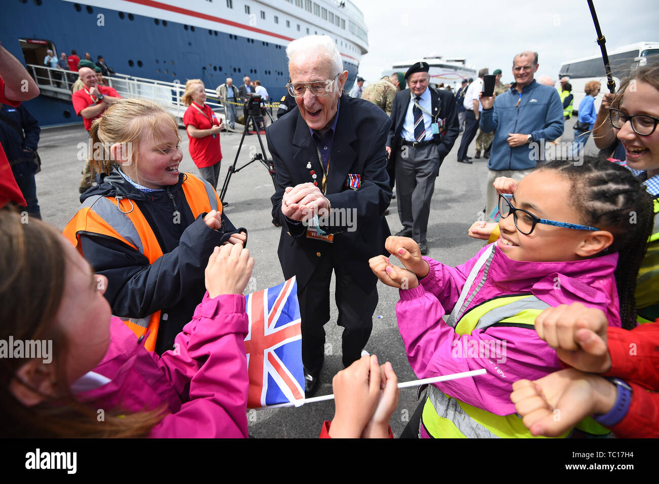 Veteran Jack Mortimer, 95, from Leeds, sings 'Baby Shark' with local ...